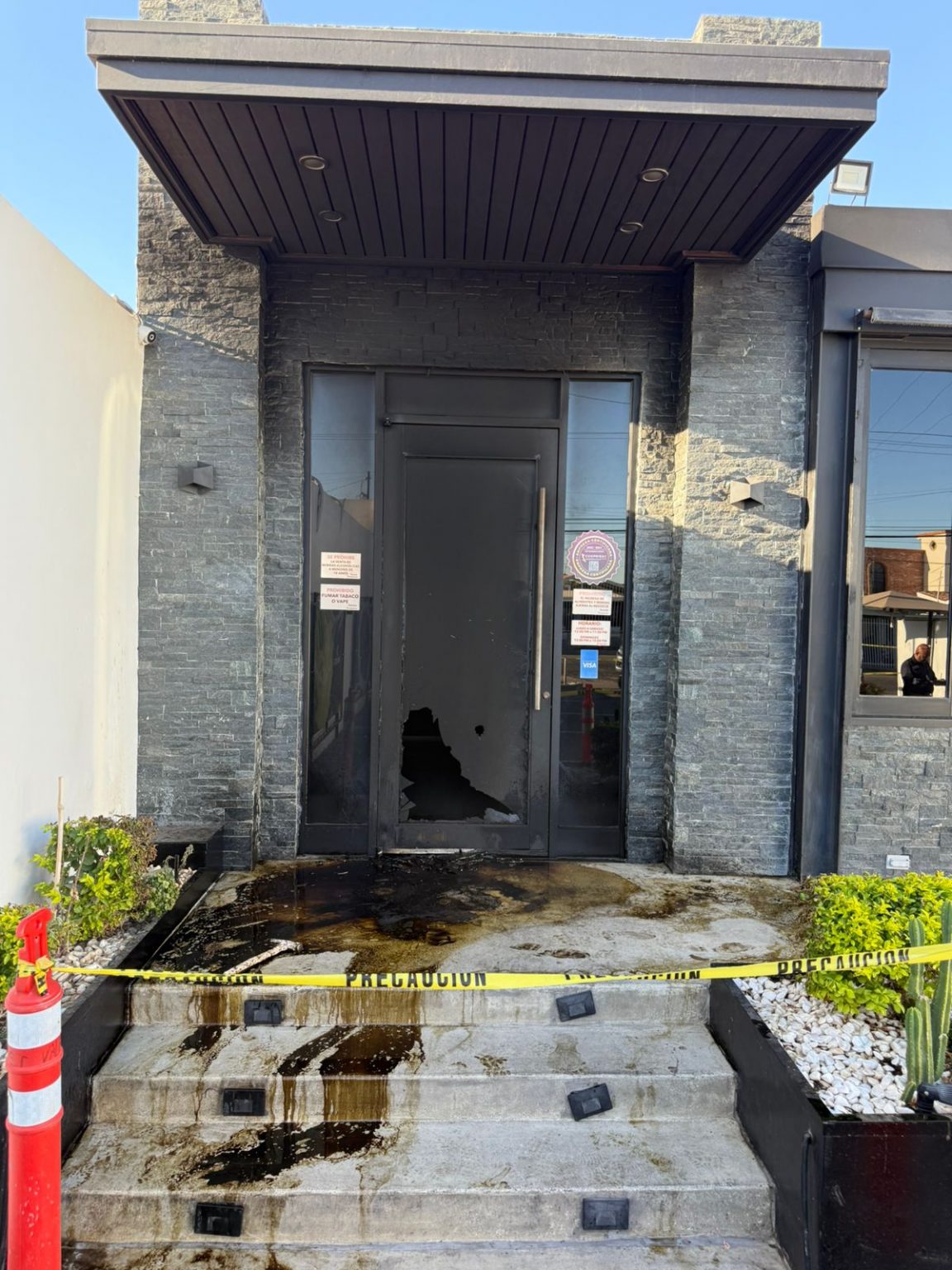 Lanzan bomba molotov a restaurante de mariscos – Brújula News