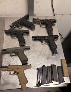 Incautan agentes de CBP armas y cargadores en garita de Calexico ...
